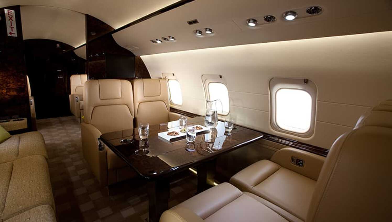 Bombardier Challenger 850: Business private jet for hire